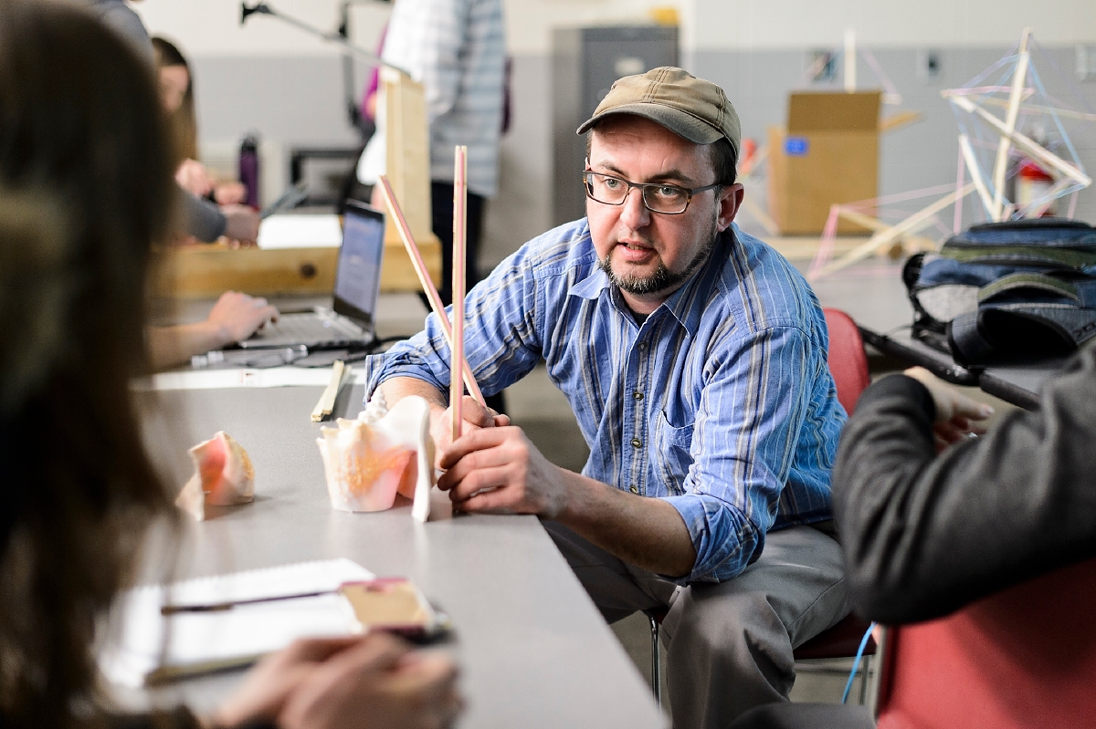 Students find inspiration in class merging science and art – CALS News