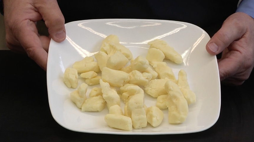 Blue Sky Science: Why do fresh cheese curds squeak? – CALS News